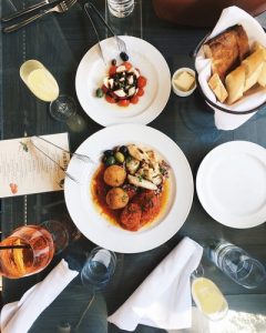 Comment se tenir à table : les 74 règles indispensables